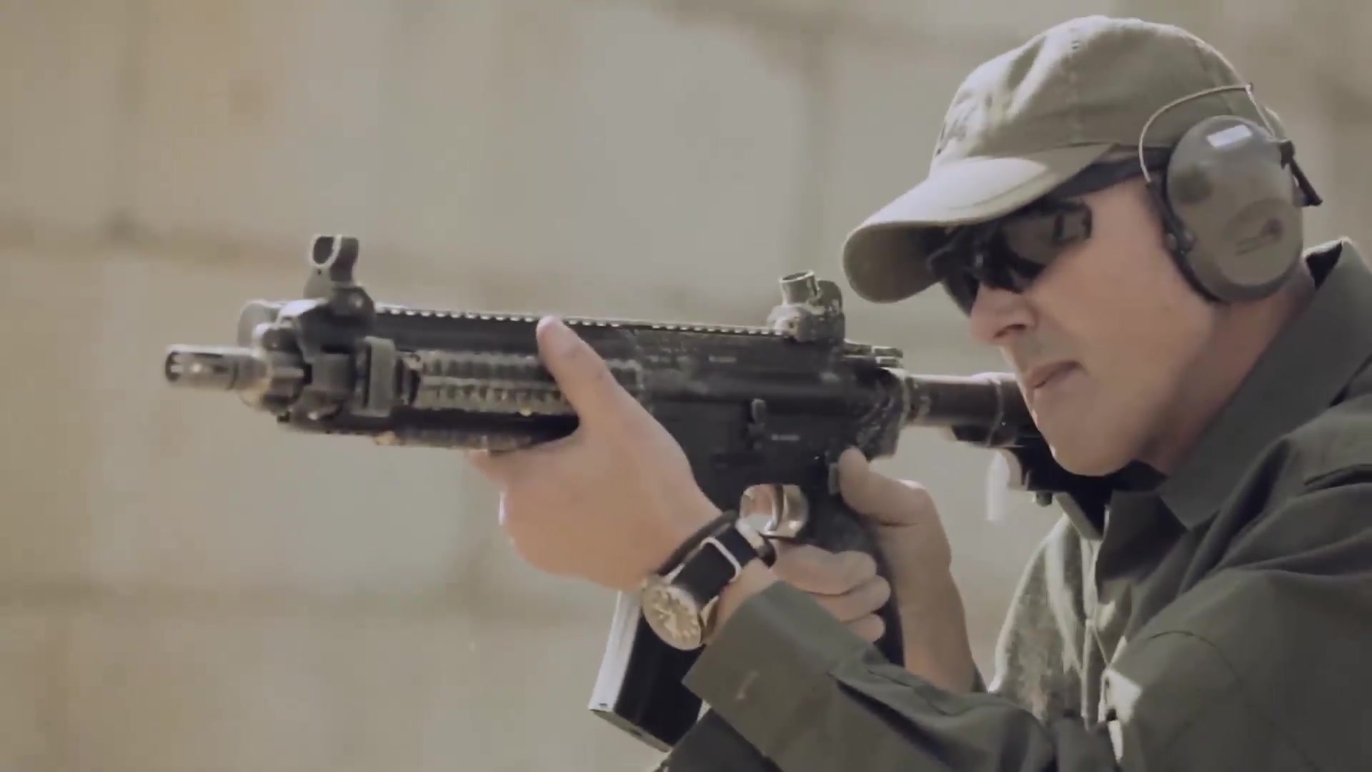 科技与军事:H&K416突击步枪从水中和沙堆里取出后的射击测试(测...