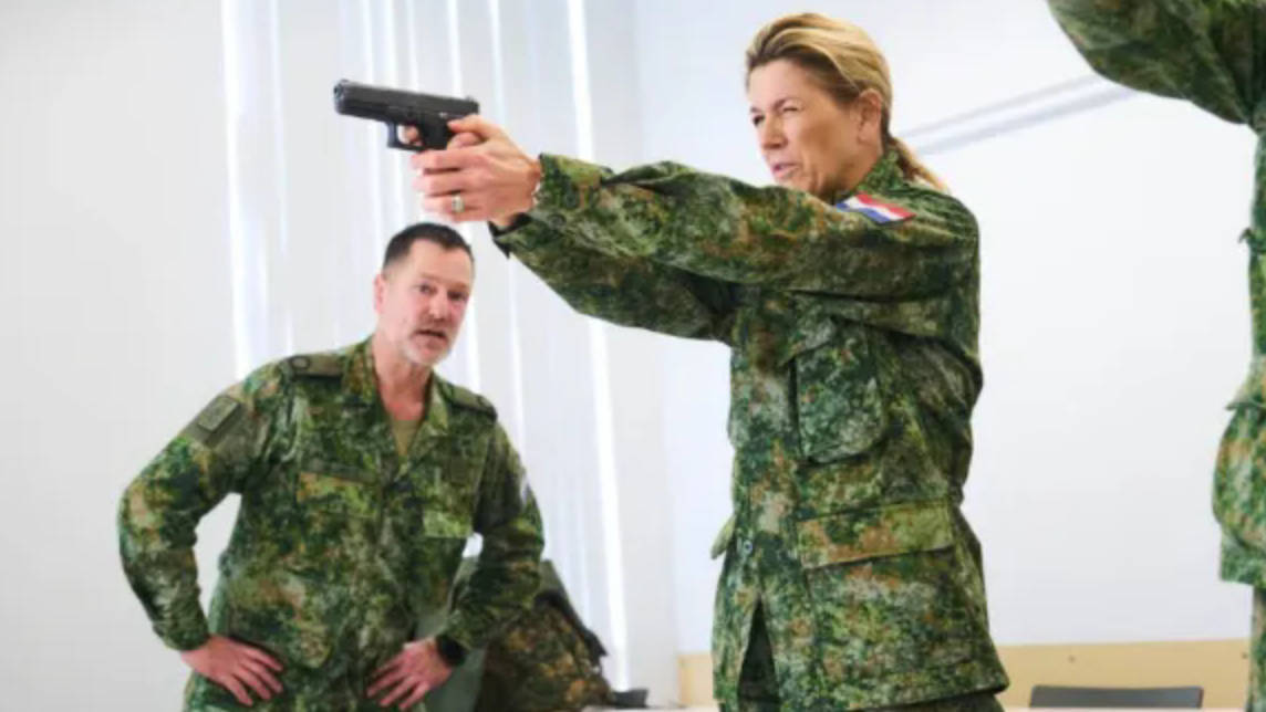 54岁王后参军,荷兰王室发声