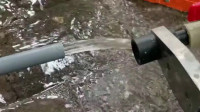 带水换水管阀门,农村师傅神操作,很轻松就把阀门换上了!