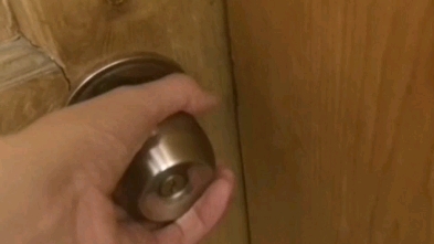 半夜回出租屋,门锁.打不开!?