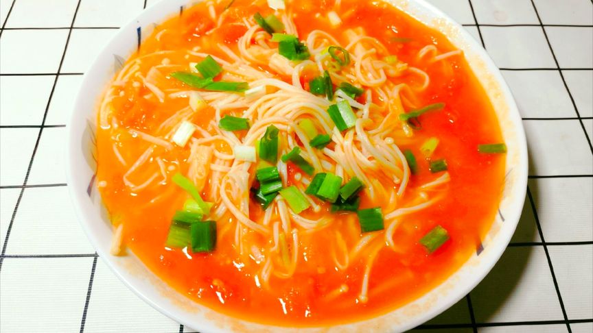 教大家一个西红柿炒金针菇的做法,营养美味,大人小孩都爱吃!