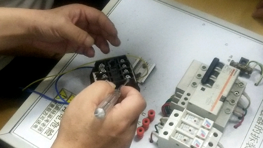 五级维修电工实操2.1.4交流接触器的拆装 检修