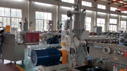 ...实力就知道多专业,7条生产线同时进行生产,PE管挤出生产线设备厂家