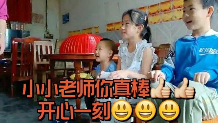 #开心一刻#宝妈和孩子们一起重温在学校教室里上课的情景。