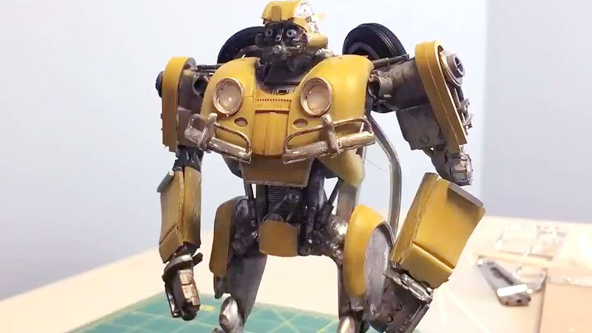 这位手工达人厉害了!把普通小汽车模型改造成了变形金刚大黄蜂!