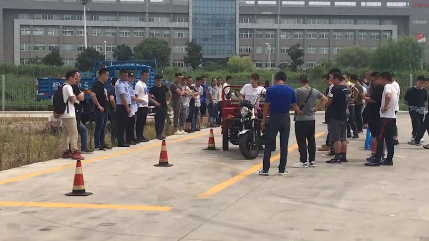 D照三轮摩托车考试中!