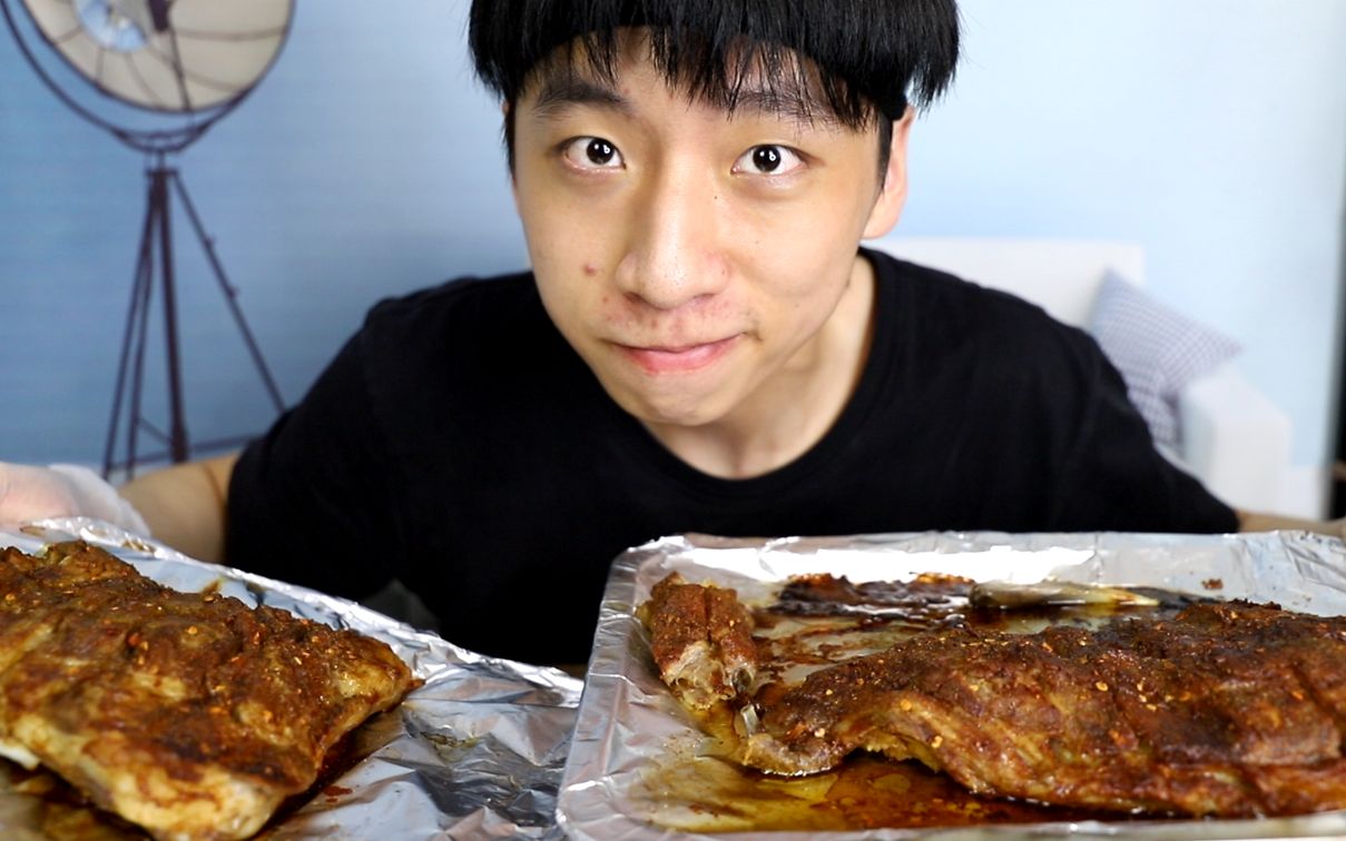 伊比利亚猪排和普通猪排有什么区别?帅小伙两份都烤着吃,太香啦