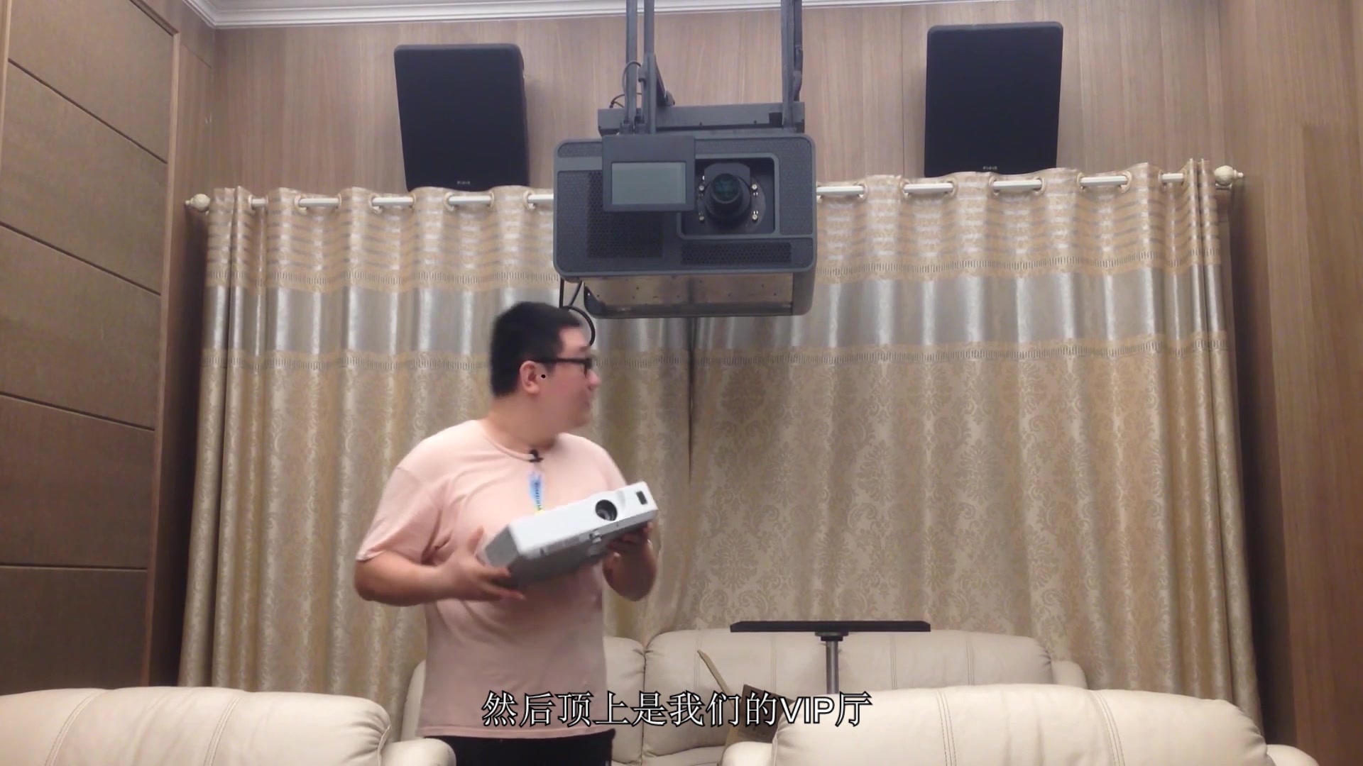 普通家用投影仪在电影的大荧幕上投屏能达到什么样的效果,结果惊艳。