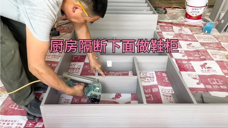 入室门口紧挨着厨房,鞋柜个厨房隔断设计组装在一起也不错