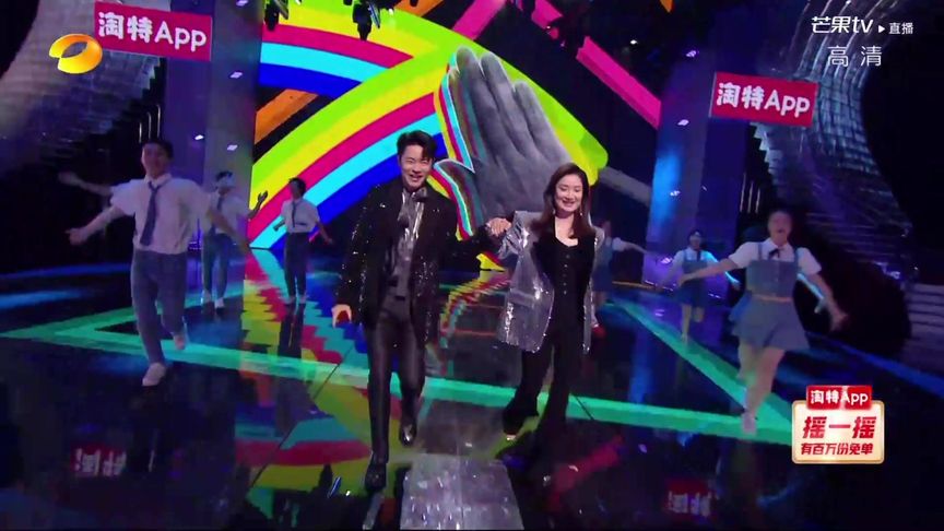 #湖南卫视跨年晚会 凤凰传奇与医护人员、消防人员一起