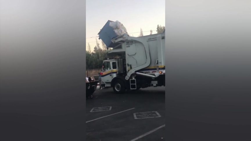 这国外的垃圾车逼格都这么高,都不用人下来倒垃圾