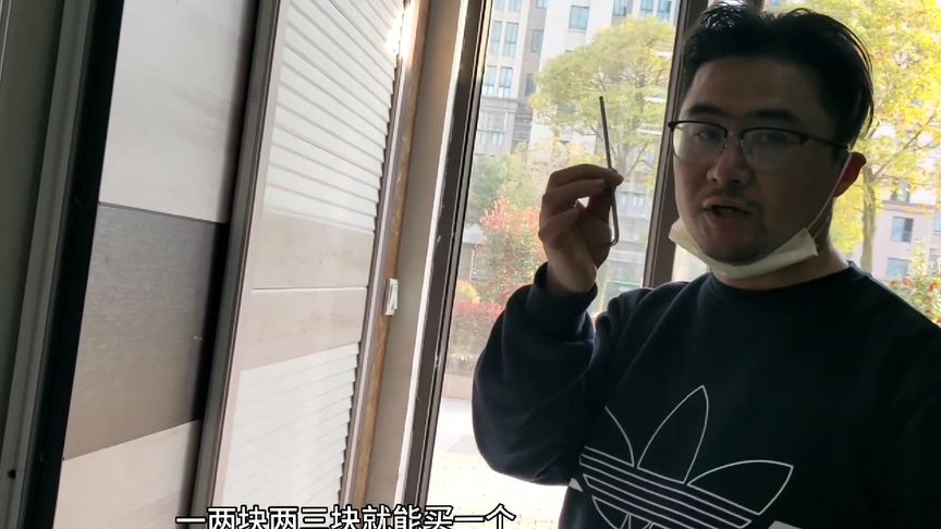 移门滑轮脱轨松动,导致不能使用,移门店主教你三分钟轻松解决
