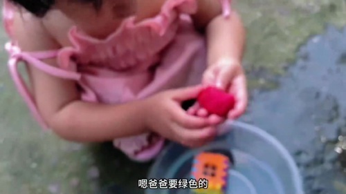 小西玩橡皮泥下饺子,1-3岁儿童搞笑视频,0-3岁逗小孩笑的视频