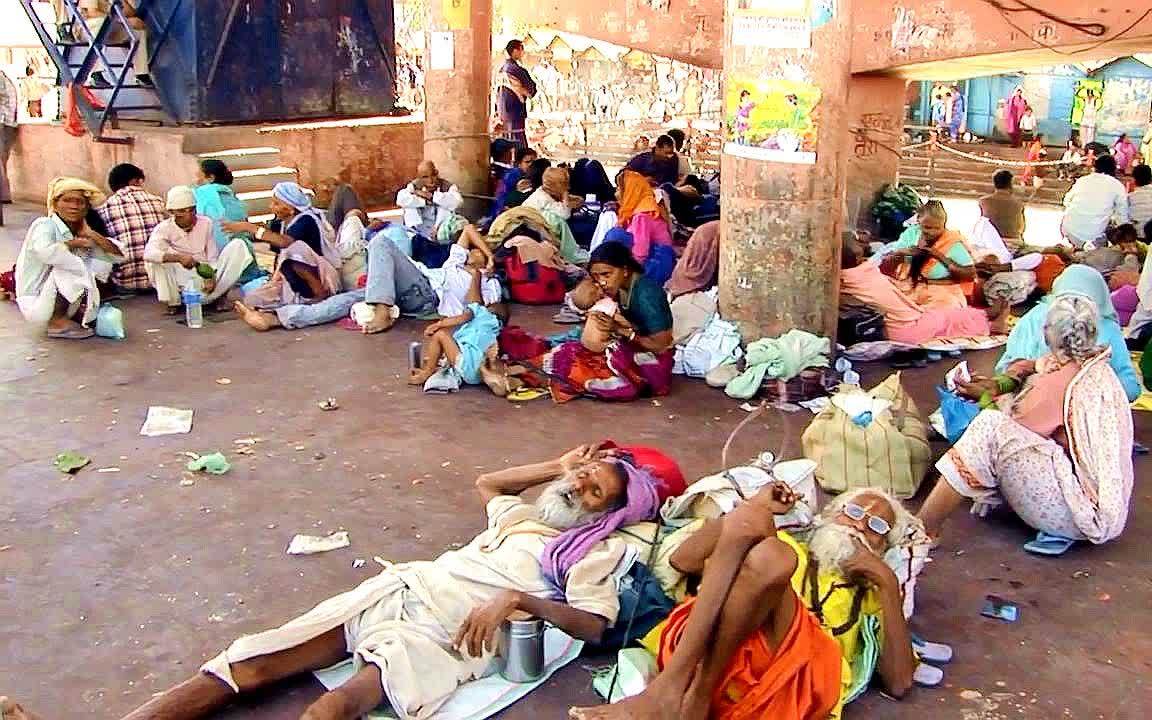 印度男女都在户外洗漱,实拍印度人的真实生活,一天到晚真清闲