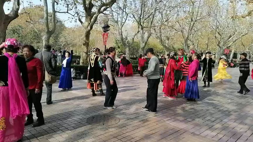 国家发达,社会安定,人们生活美满,过着快乐!