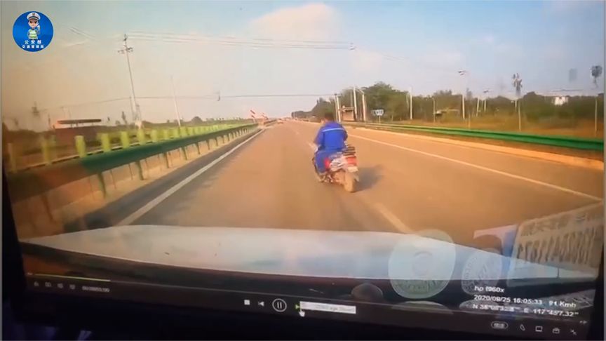 骑电动车转弯变道,记得回头看一眼后方情况!