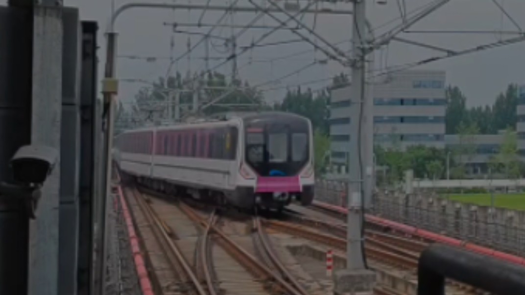 成都地铁5号线华桂路列车进出站