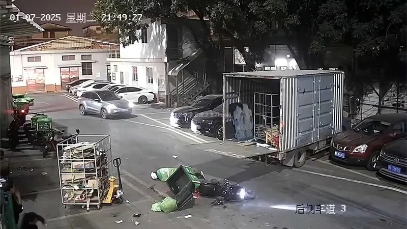 近日一外卖小哥没注意,直接撞上去痛死了!