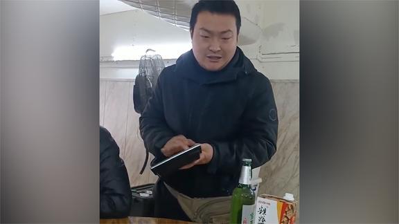 饭店老板盲打计算器结账 手速惊人一分不差 顾客连说三个"牛!"