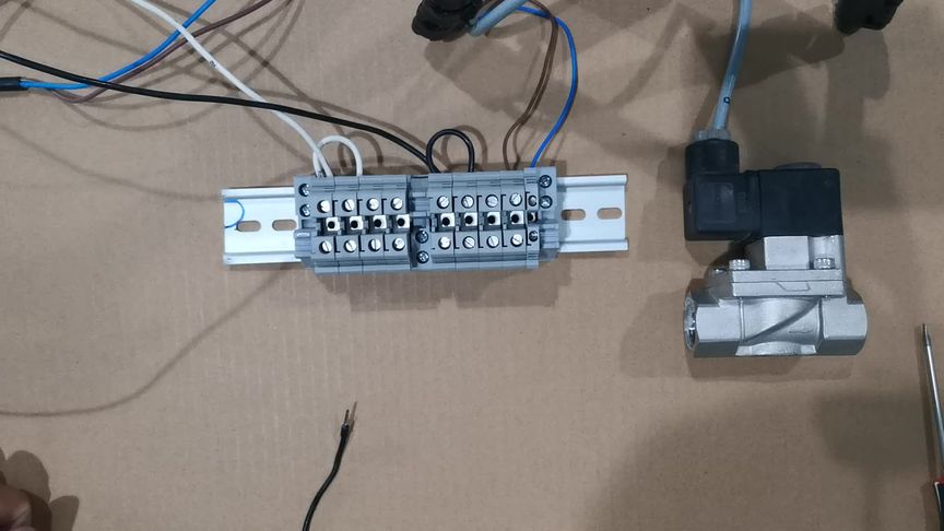 限位开关如何控制流体电磁阀,如何进行接线的,现场演示