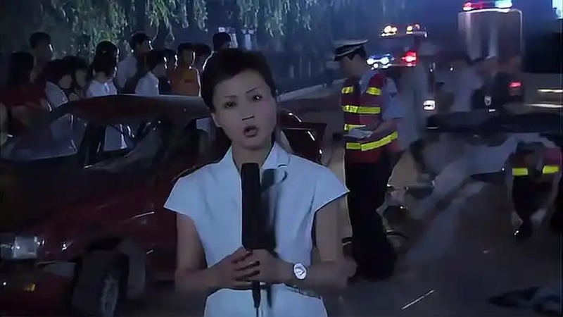 案发现场2:公路上一车连撞九人,交警来到刑警队介绍情况