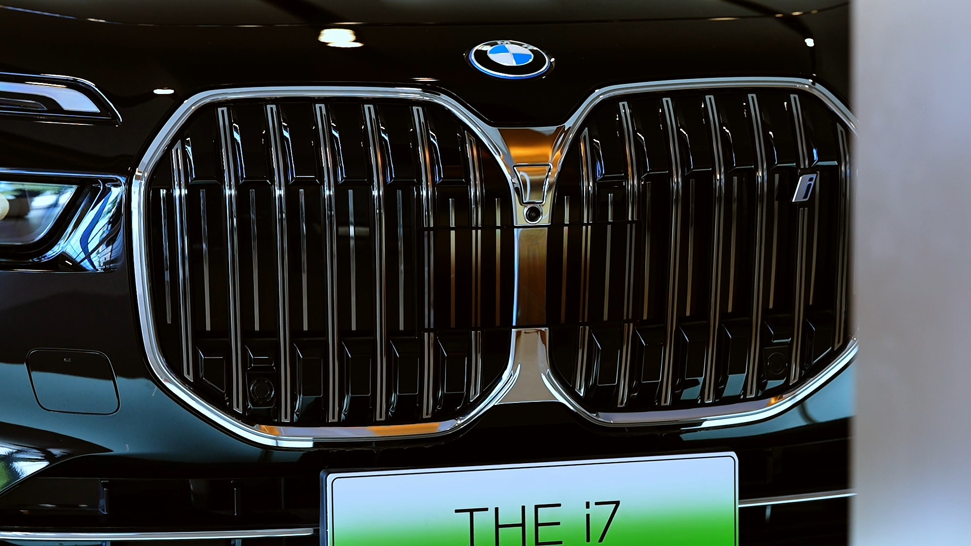 BMW环形光耀格栅