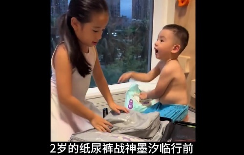 2岁墨汐臂力惊人手抓单杠不掉,把世界冠军杨威累到直不起腰