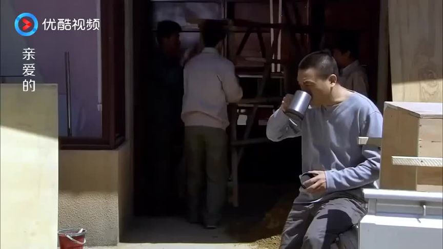 小伙卖衣服进价27,美女帮他卖了120,小伙说这是赔本的买卖