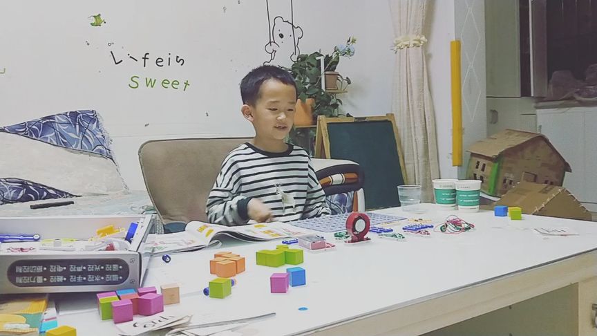 宝贝在家玩电子积木,好嗨啊,疫情期间呆家里不寂寞啊!