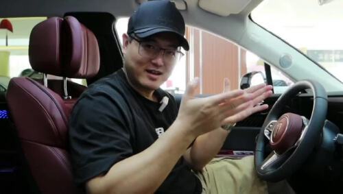 气定神闲而来;曼妙拂袖而退一汽红旗仪式感新能源汽车