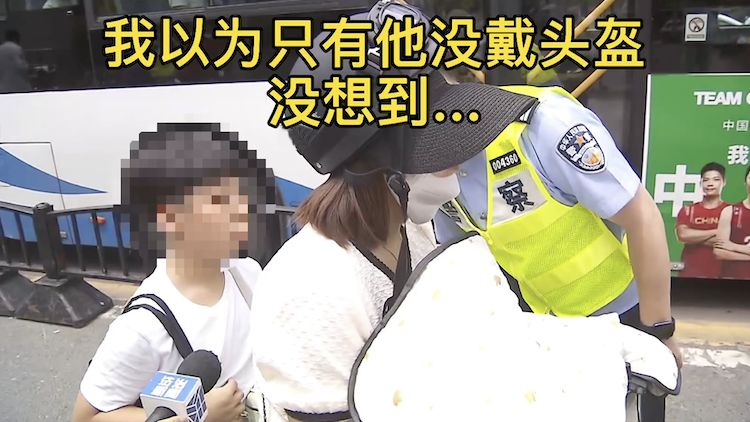 交警拦下电瓶车,以为只有他没戴头盔,没想到.