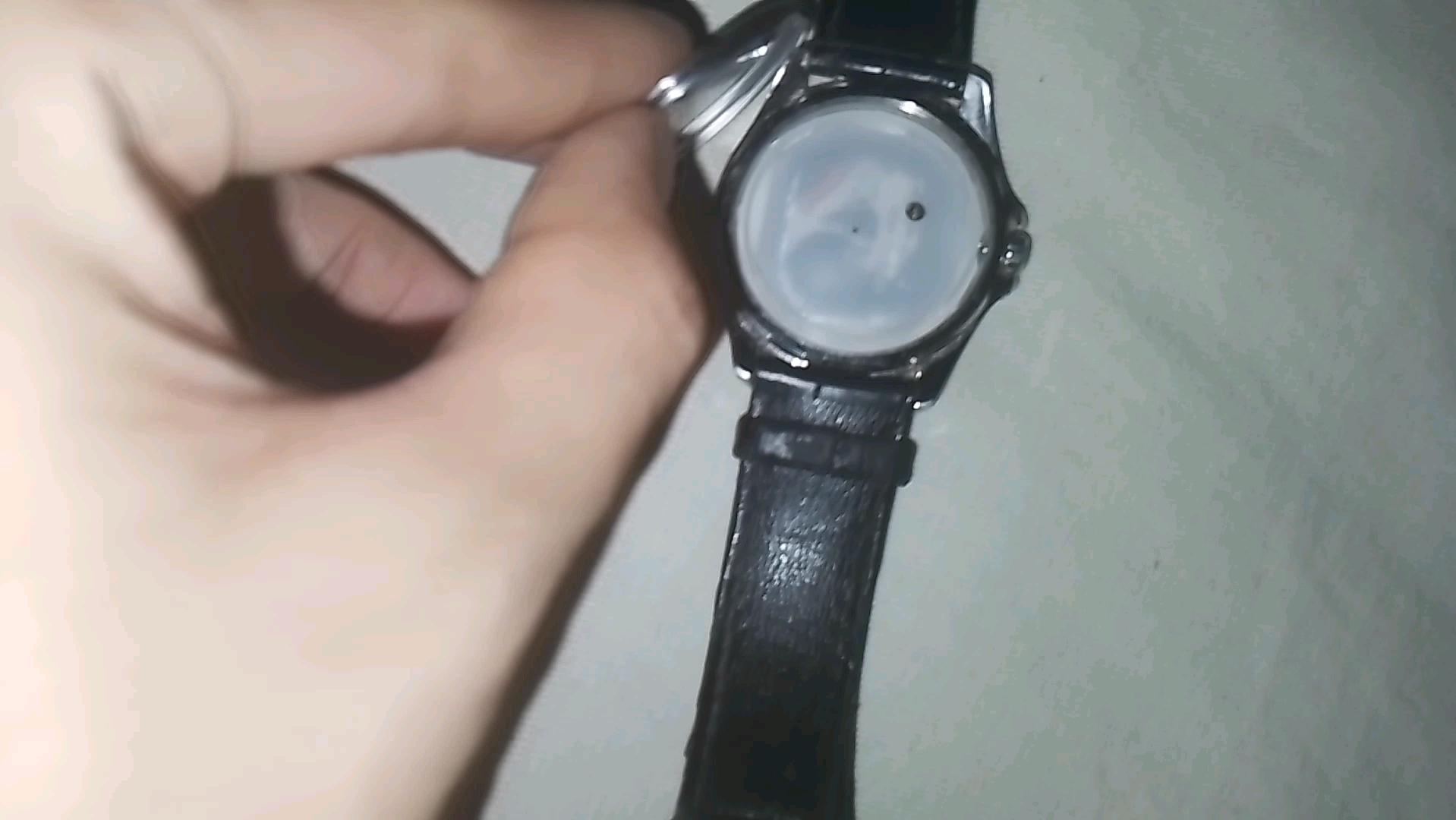 卡西欧手表电池没电了,卸掉旧电池以后怎么也按不回后盖了