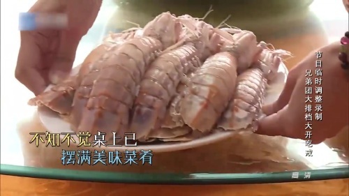 华少出来算饭钱,结果点的菜一张纸都写不下,最后的价格让人吃惊