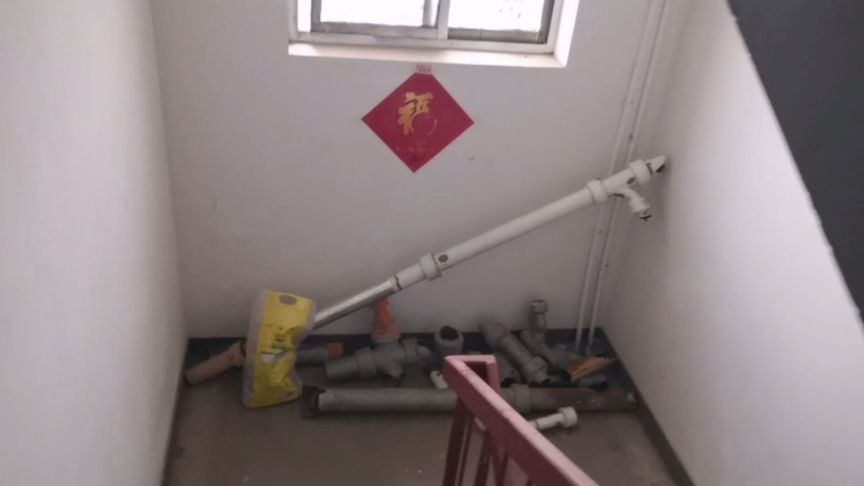 二十多年的楼房,因为管道腐烂,经常漏水,决定更换铸铁下水管。