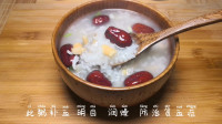 红枣桂圆猪皮汤,具有补血明目,润燥和防治贫血症的功效。