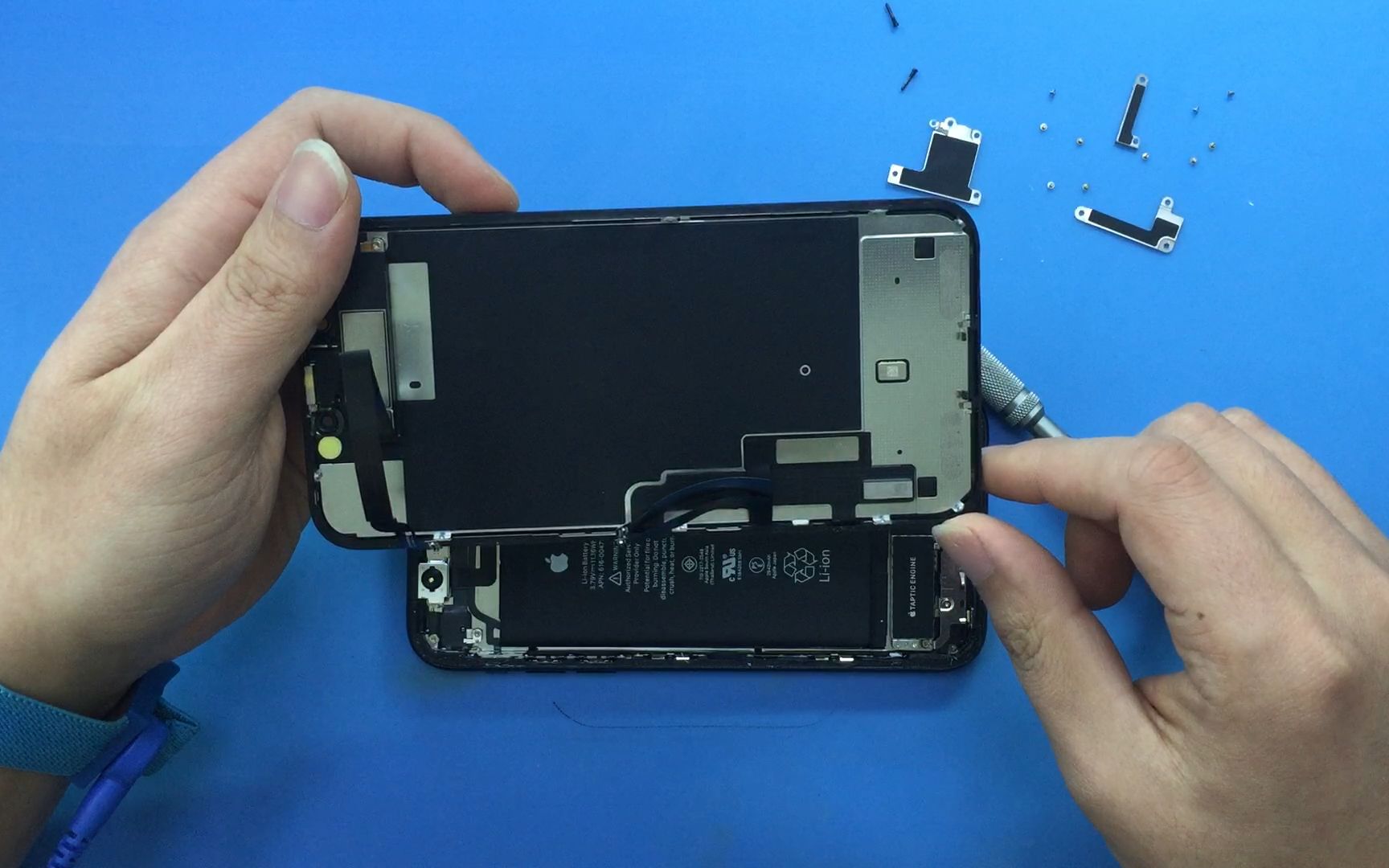 iPhone XR黑屏不显示,被误认为不开机,看看是哪里的故障