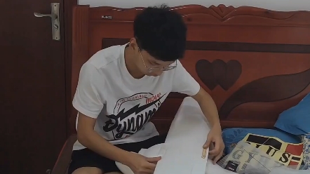 航模制作过程全记录,可不能让我妈知道我在床上装机~