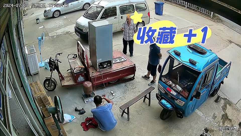 冰箱不制冷,现在正在加注制冷剂看看吧!
