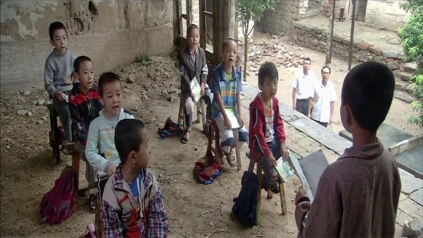 孩子在破败教室里上课,老师竟是一个教室的学生,教育局长呆住了