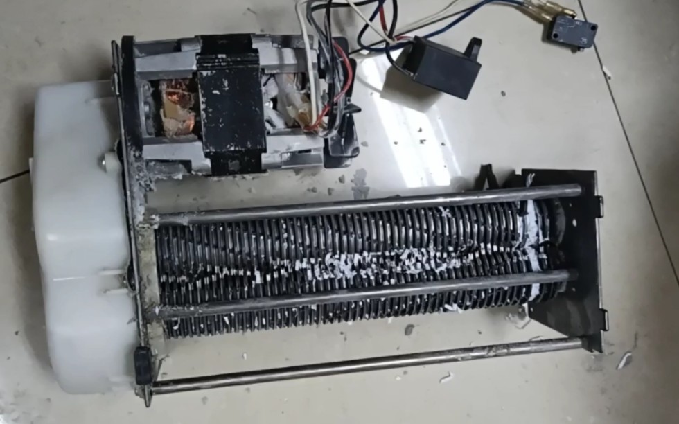 碎纸机拆解。碎纸机无法工作。刀头被卡住了。看看什么原因。电机...