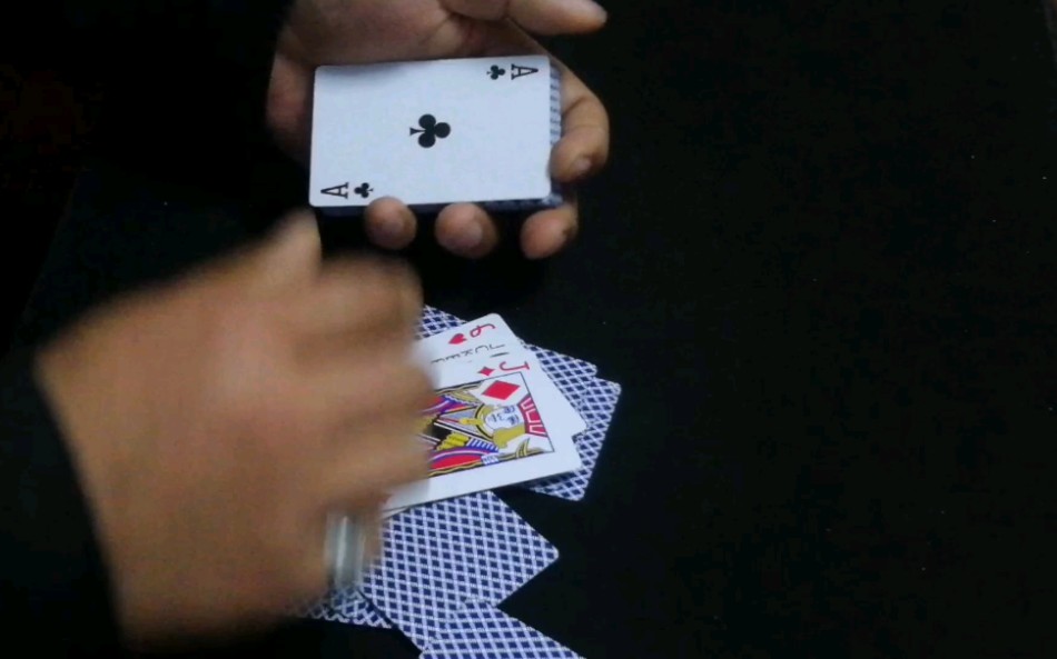 纸牌魔术高手为你揭秘赌场老千手法。