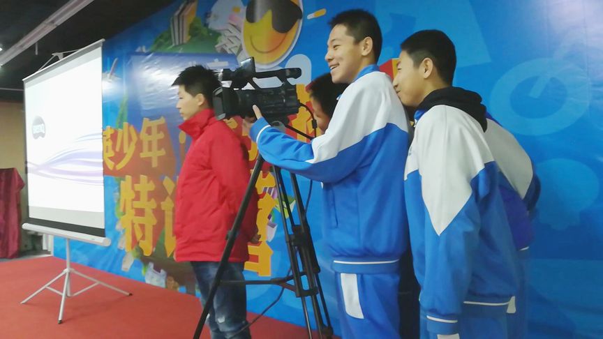 学生参加社会实践,体验摄像操作,争摄影家(二)