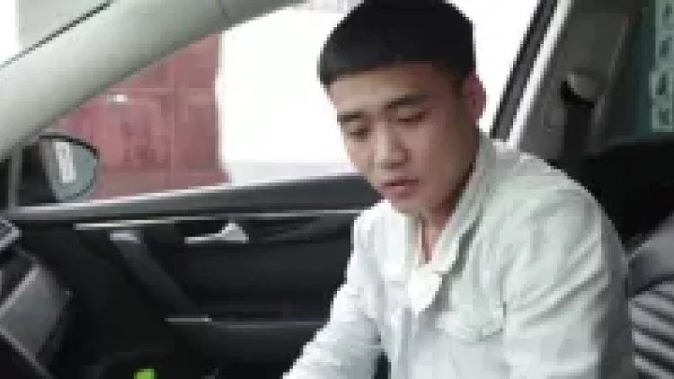 汽车小知识:当你驾驶电子手刹的车行使在路上时,需要紧急制动应该...