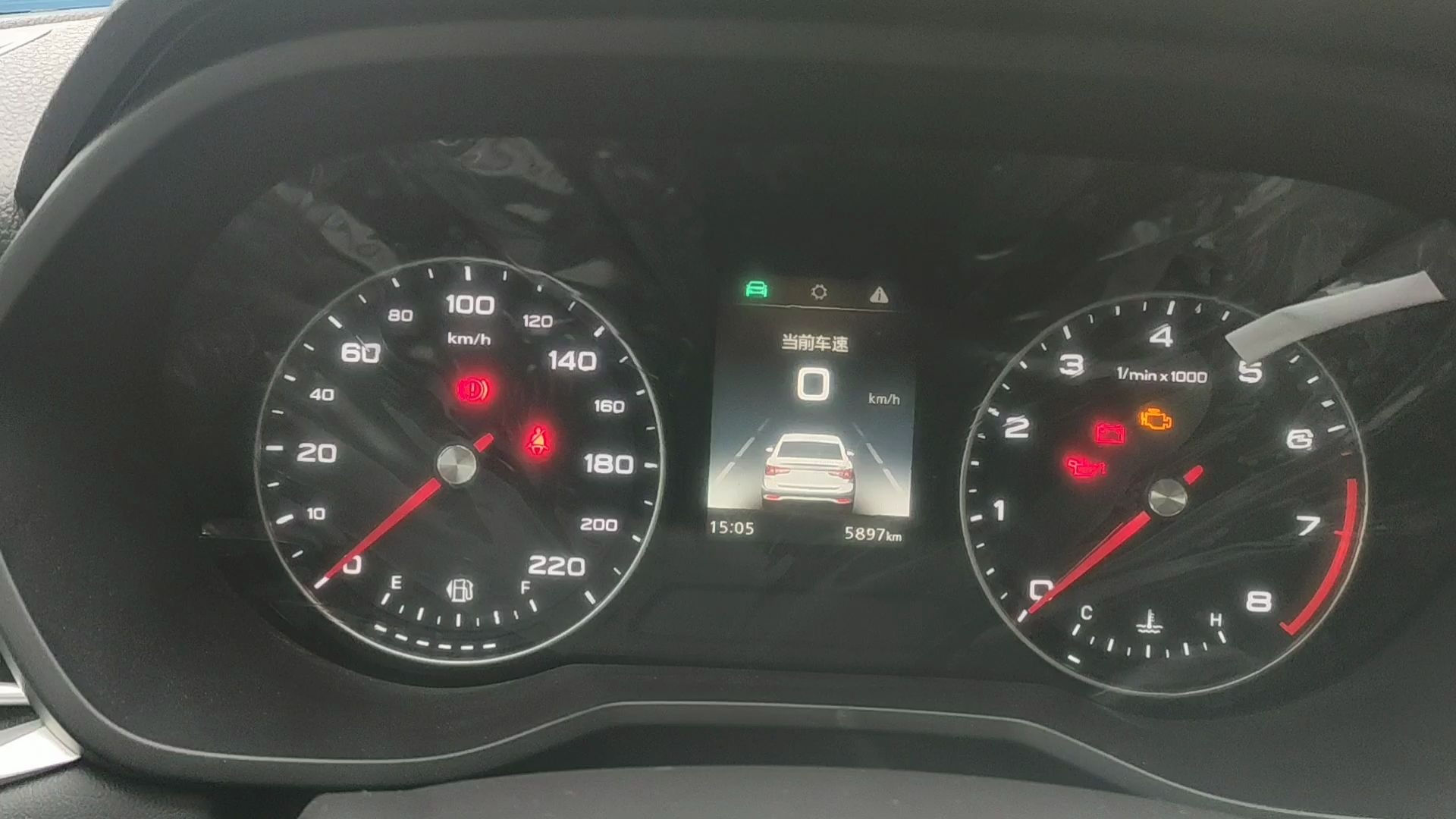 因为疫情原因荣威i5已经一周没动了 看看电瓶还有多少电