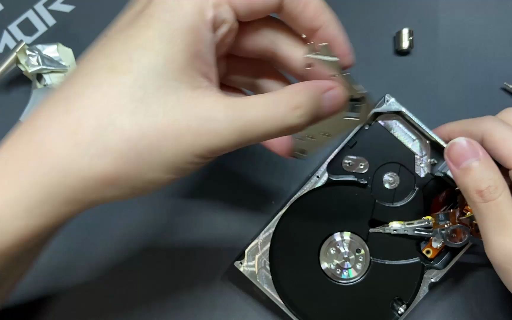 【请勿模仿】拆解报废的机械硬盘