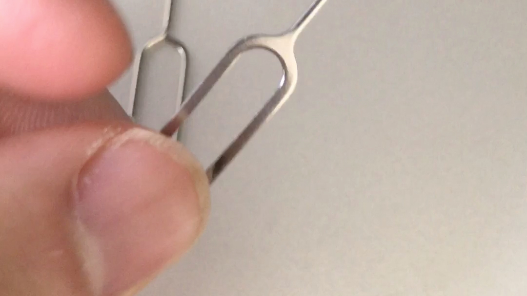 新iphonese的取卡针就是一根铁丝…