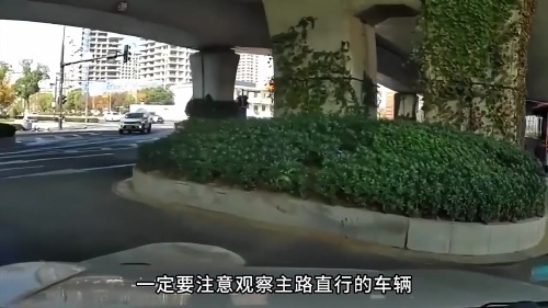 违规掉头,一箭双雕事故现场记录惊险时刻事故现场交通安全道路千万...