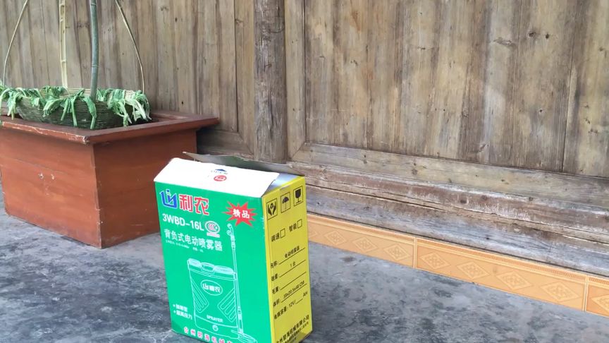 新买的喷雾器组装一下,试试机
