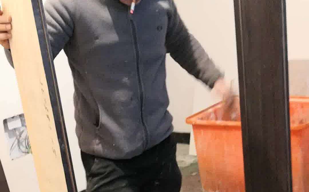 木门安装师傅进场安装门套以及木门!