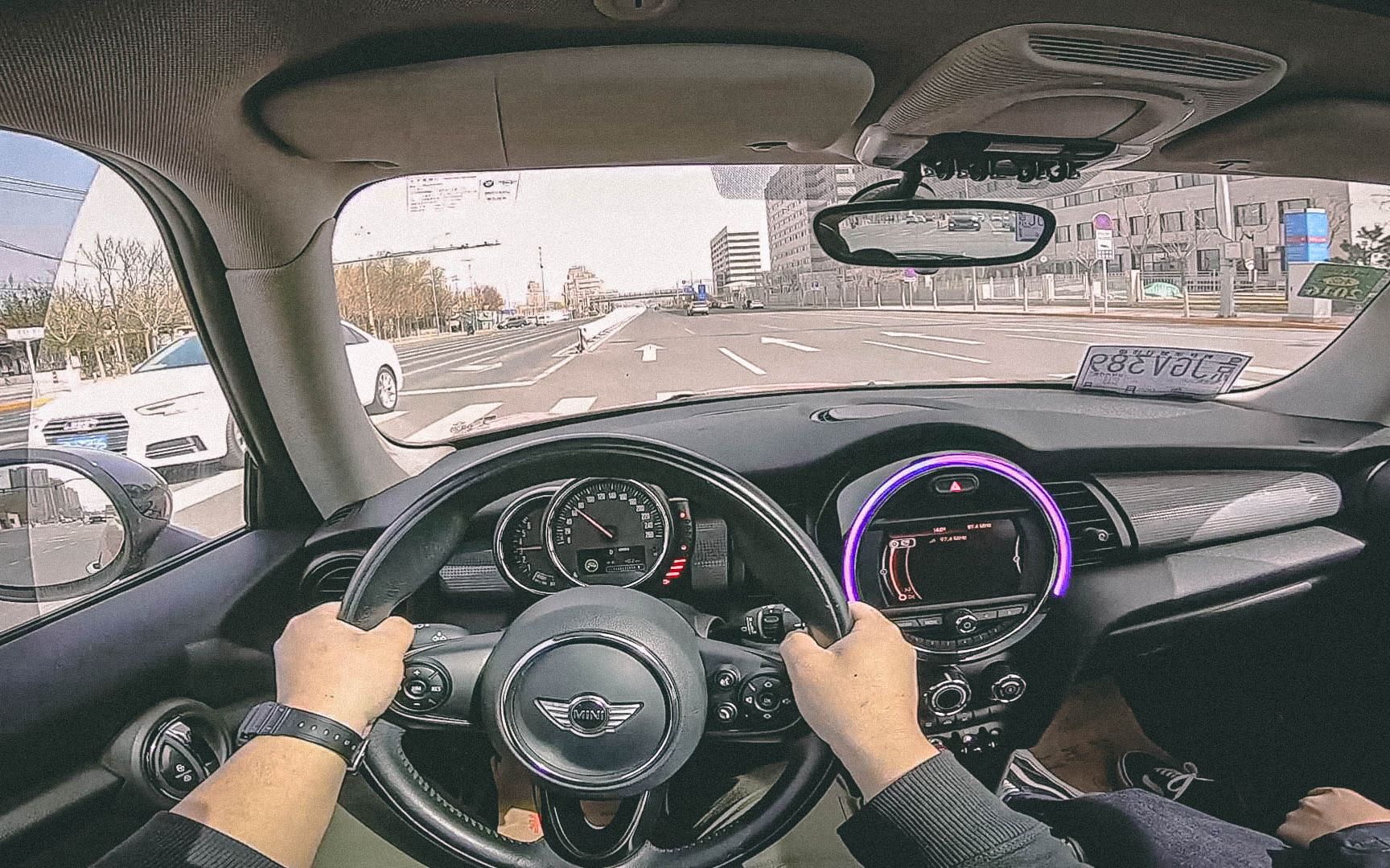 第一视角试驾小姐姐最爱MINI COOPER FUN 1.5T 沙尘暴过肺?恶略...